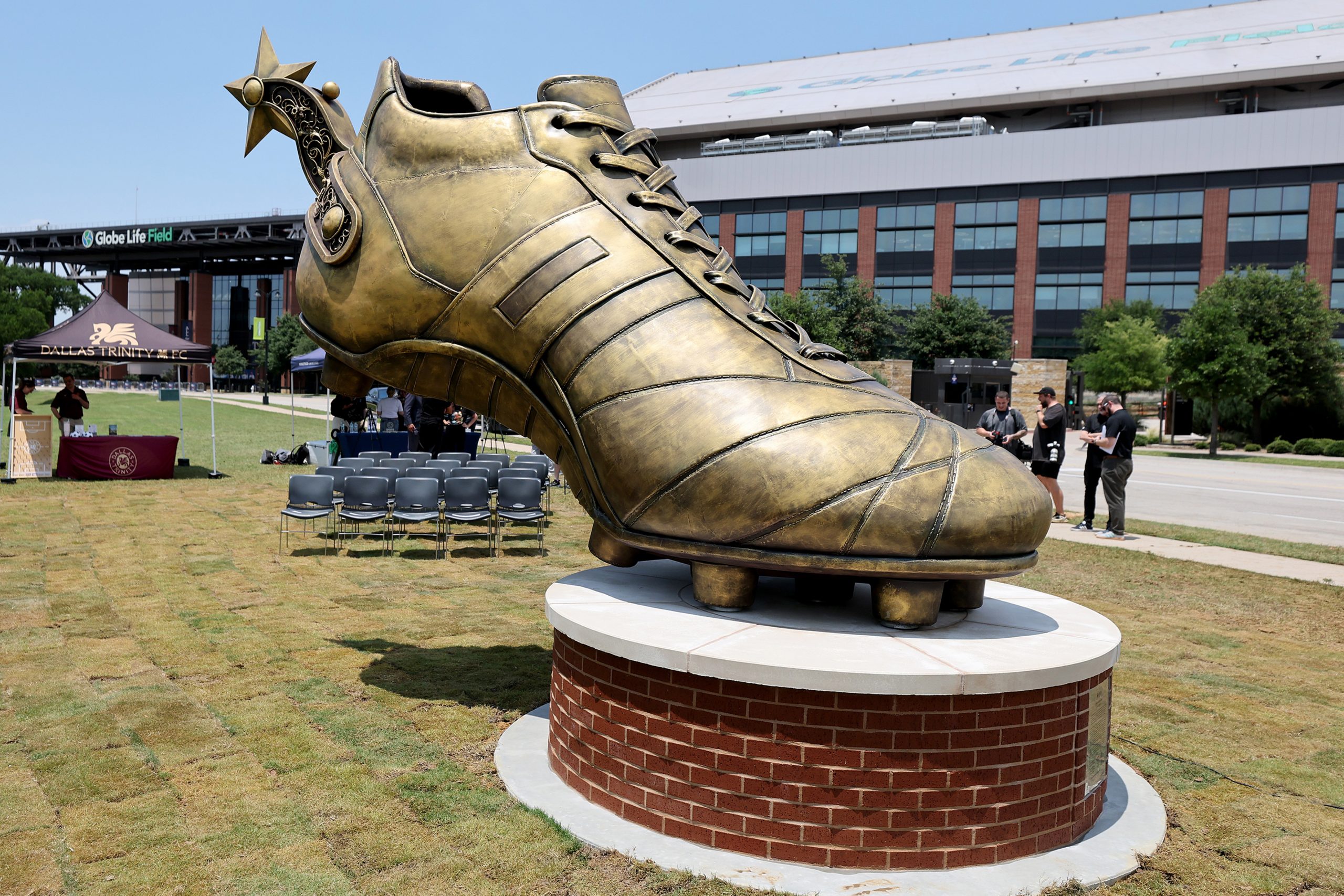 Texan Golden Boot sculpture unveiled in Arlington - 3rd Degree
